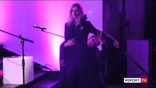 Tetori rozë/ Taulanda Jupi sjell monodramën ‘Malcony', me rrëfime të ...