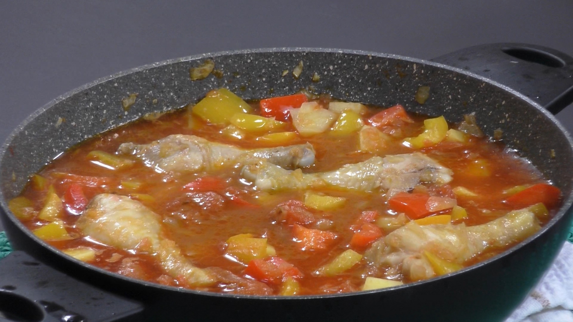 Të gatuajmë me Zonjën Vjollca / Kofsha pule me speca e patate dhe Pite ...