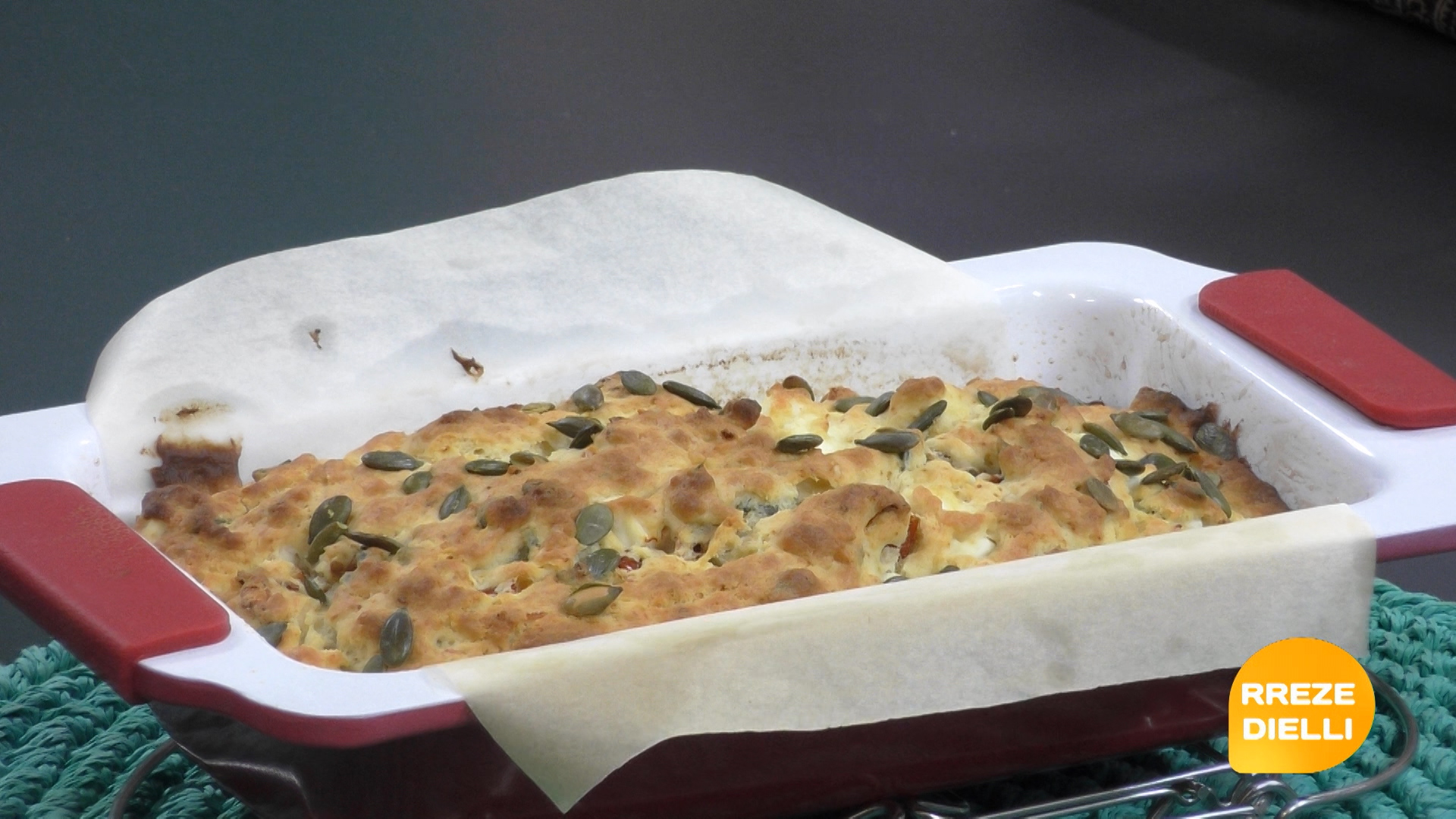 Të gatuajmë me Zonjën Vjollca/Bukë me djath e domate (në furrë) dhe ...