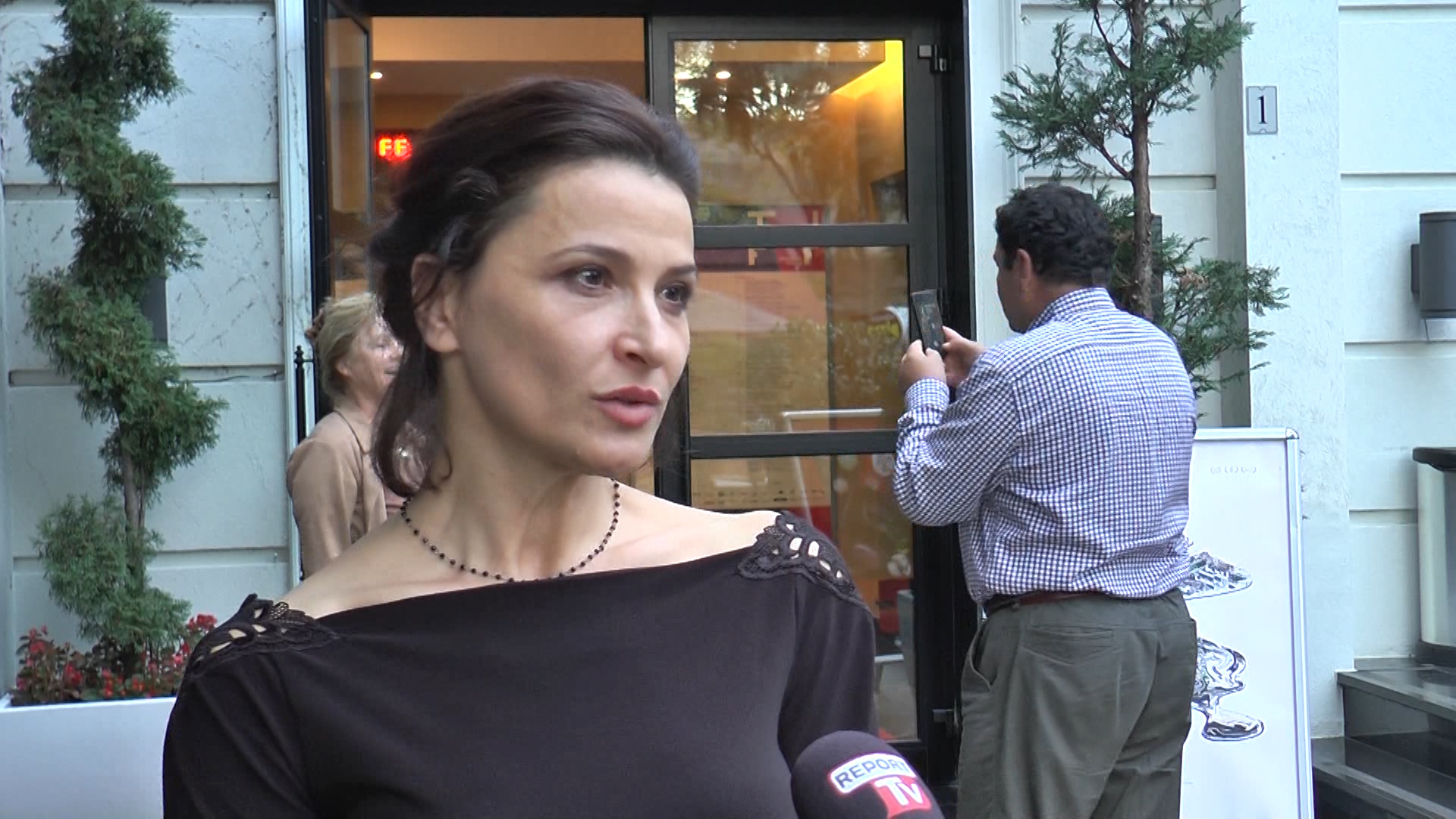 'Holy boom'/ Një film grek për emigrantët shqiptarë, Luli Bitri krah ...