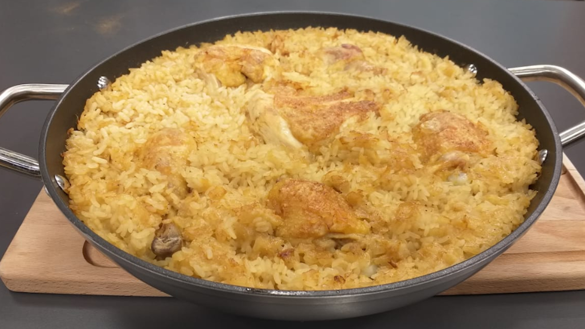 Të gatuajmë me Zonjën Vjollca/ Birjan me pulë dhe Hasude - Shqiptarja.com