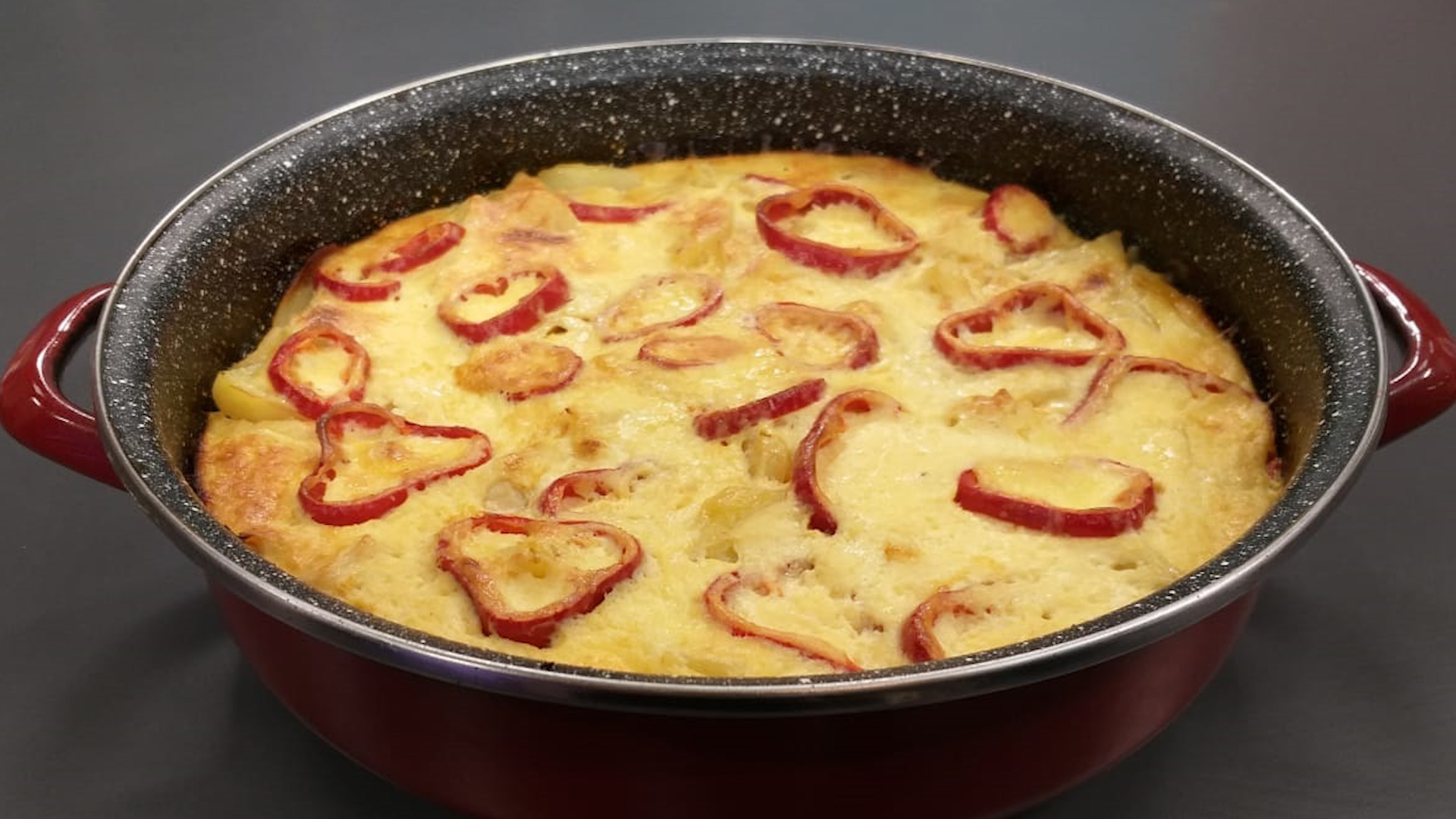 Të gatuajmë me Zonjën Vjollca: Tavë me patate, kos e pulë dhe Sallatë ...