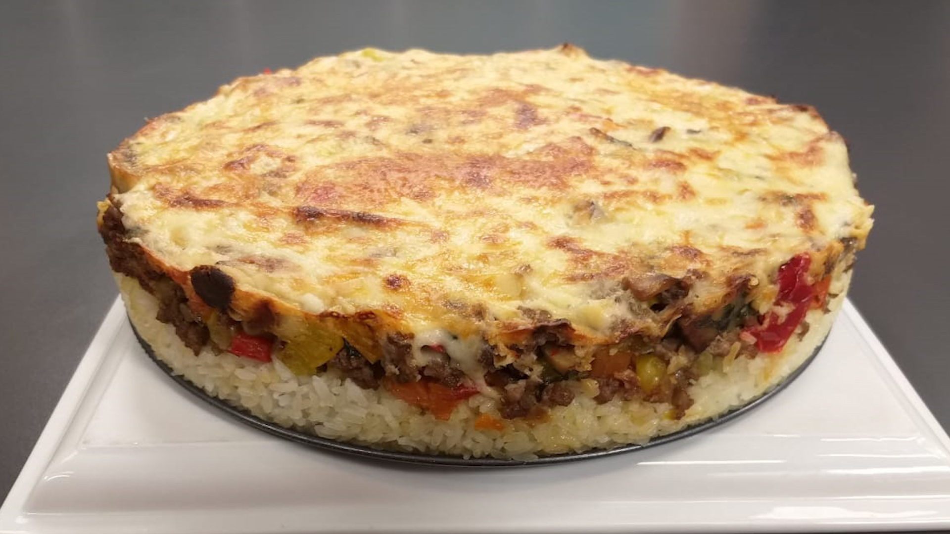 Të gatuajmë me Zonjën Vjollca/ Tavë me oriz, mish të grirë e perime dhe ...