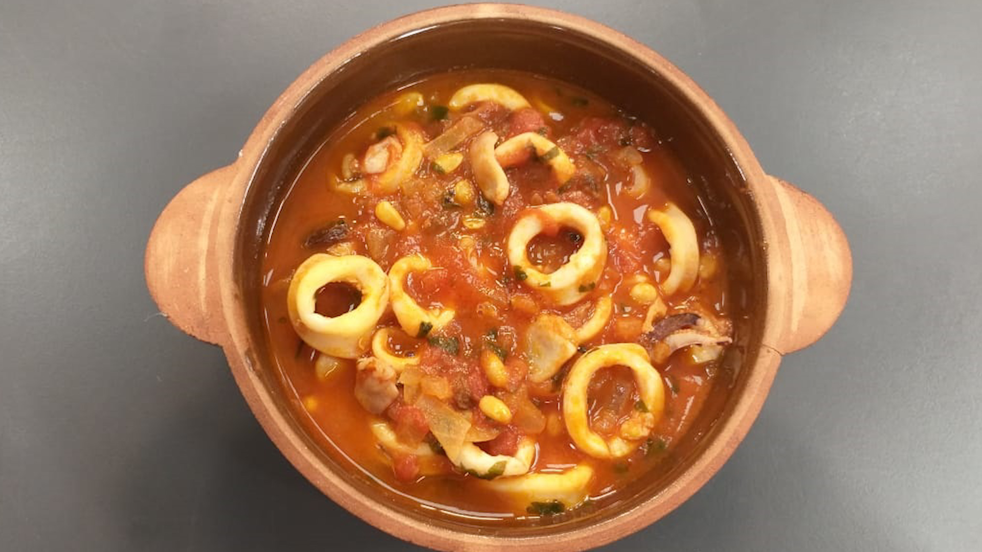 Të gatuajmë me Zonjën Vjollca: Kocë mediterran në letër/ Kallamarë në ...