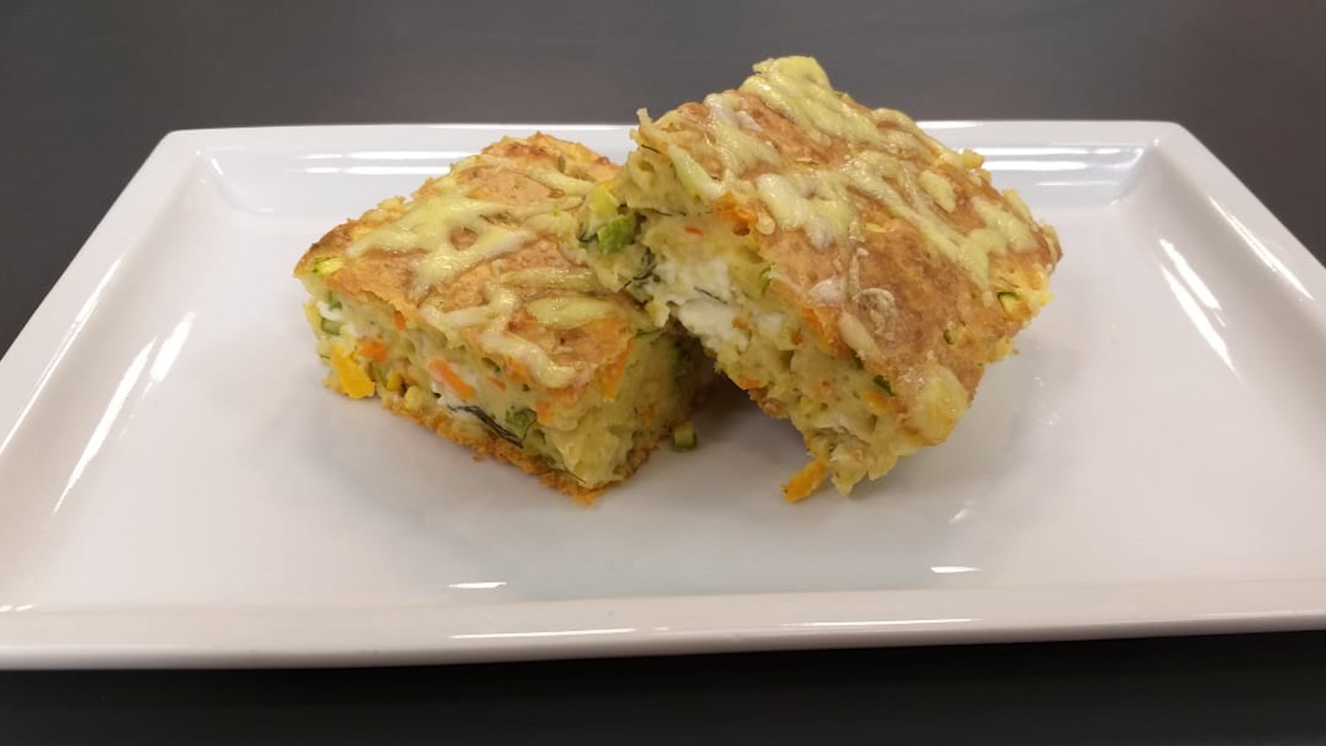 Të gatuajmë me Zonjën Vjollca: Pite me kungull e djath me tërshërë dhe ...
