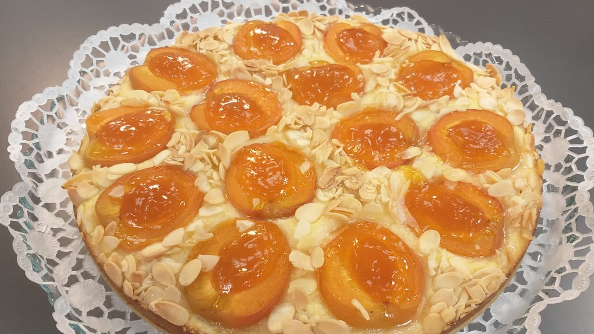 Të gatuajmë me Zonjën Vjollca: Tartë me kajsi e bajame pa gluten dhe ...