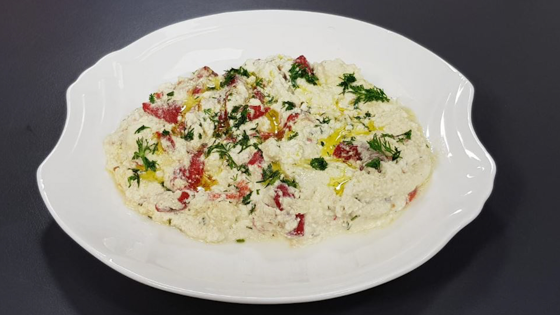 Të gatuajmë me zonjën Vjollca/ Tavë me pllaqi e domate të thata dhe ...