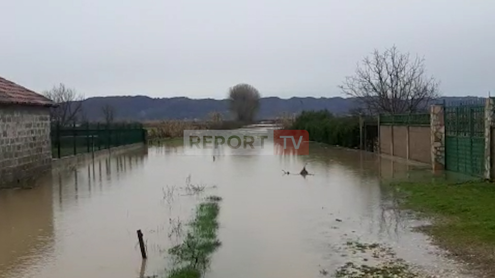 Lumi Ishëm fryhet ndjeshëm, mbi 50 banesa të rrethuara nga uji në zonën ...