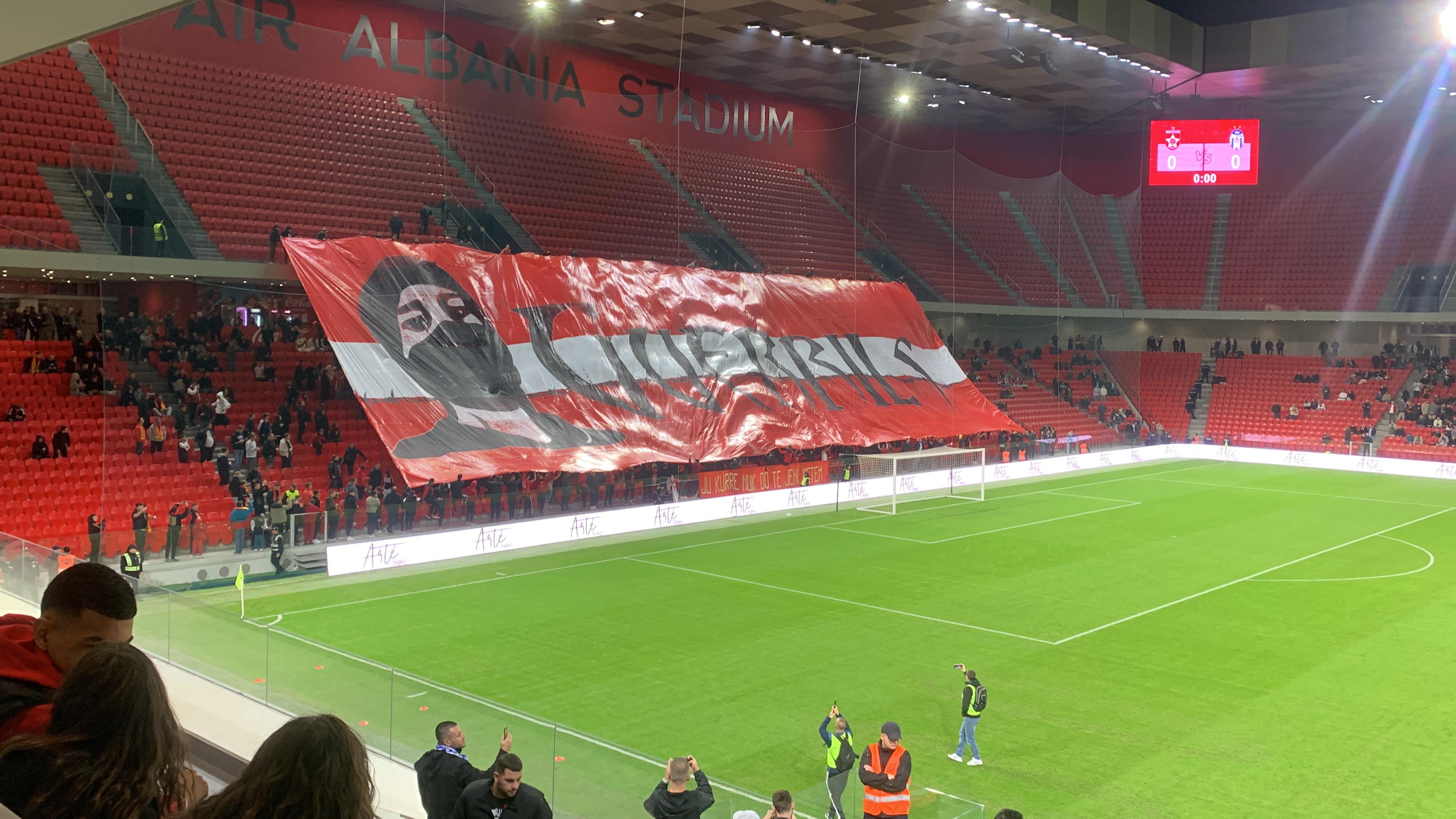 FOTO/ Koreografitë e derbit, 'Guerrils' dhe 'Fanatics' ndezin ...