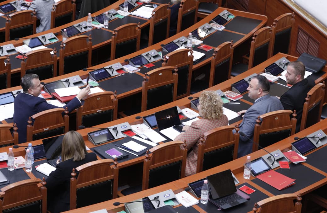 FOTOLAJM/ Ervin Hoxha e Ardit Bido pozojnë të buzëqeshur, Taulant Balla ...